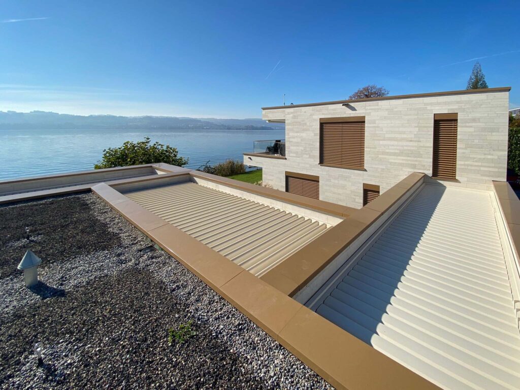 Lamellendach SKL 50 Sky, ohne Stützen, eingebaut in Rahmen